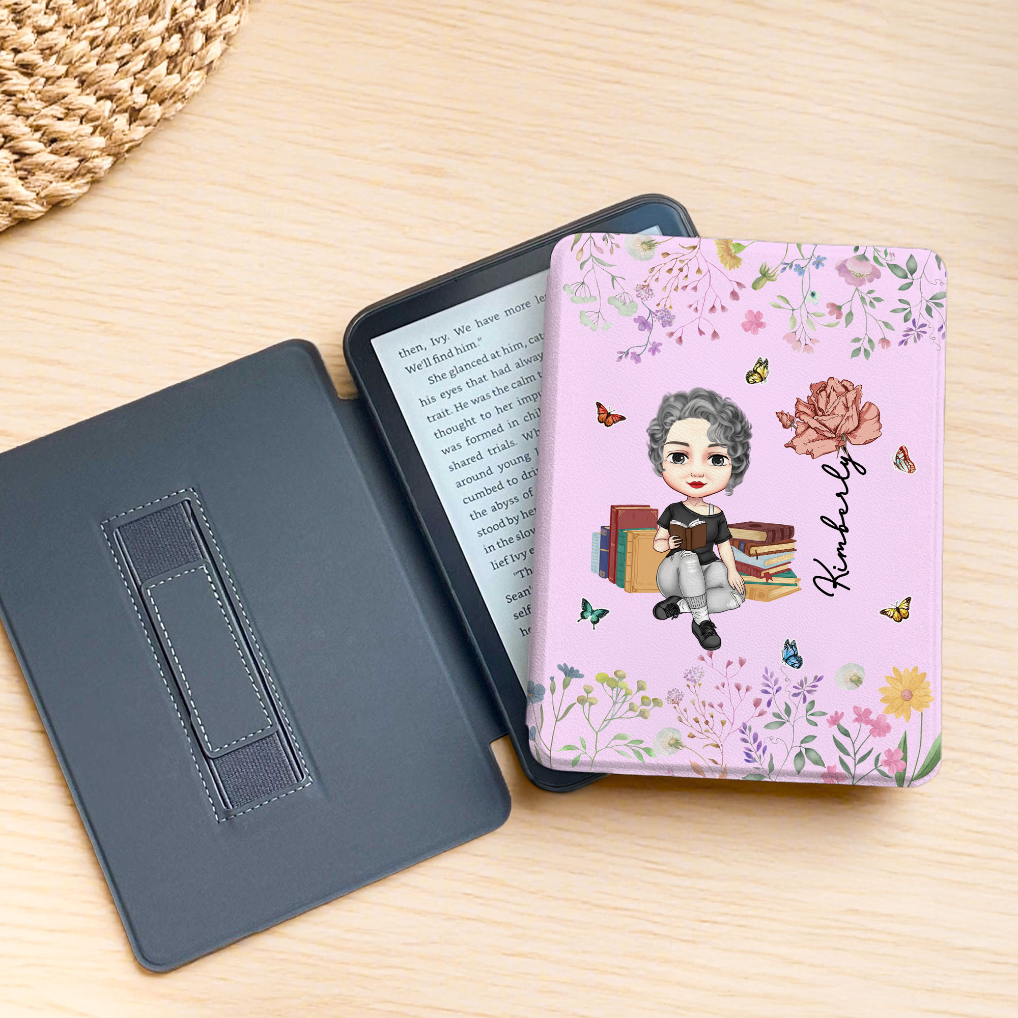 Gepersonaliseerde Cartoon Charatcer Geboortebloem Kindle Case met Naam ...